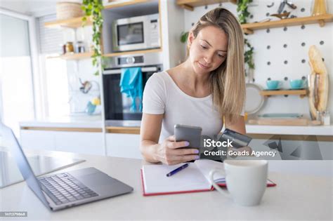 현대 기술과 온라인 쇼핑을위한 신용 카드를 사용하는 젊은 여성 25 29세에 대한 스톡 사진 및 기타 이미지 25 29세