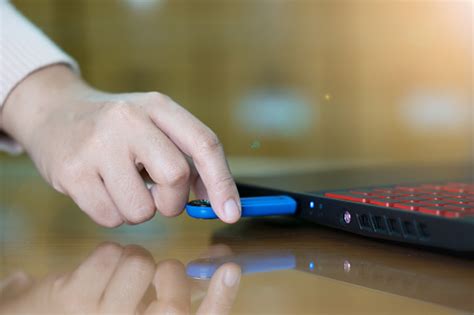 데이터를 복사하거나 전송하기 위해 데스크톱에서 플래시 드라이브를 랩톱 컴퓨터에 연결하는 여성의 손입니다 Usb 메모리에 대한 스톡 사진 및 기타 이미지 Istock