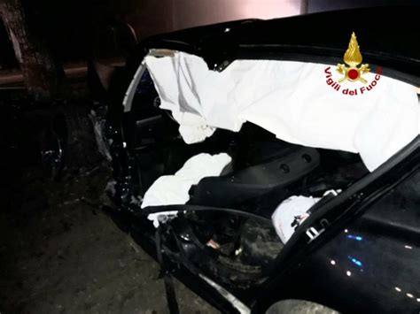 Perde Il Controllo Dell Auto E Si Schianta Contro Un Albero Ragazzo