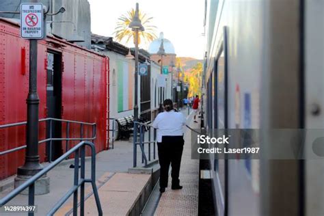 탑승 전화를 걸고있는 Metrolink 통근 열차의 승무원 San Juan Capistrano 기차역 Amtrak Brand