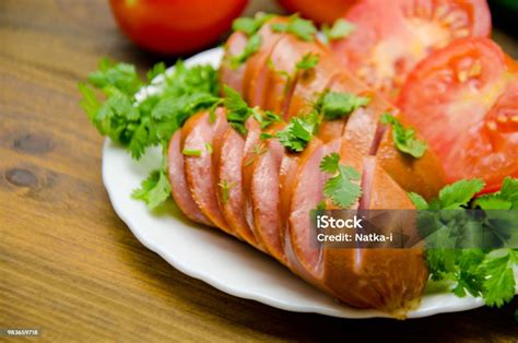 나무 배경에 흰색 접시에 채소와 토마토와 소시지를 잘라 고급 요리에 대한 스톡 사진 및 기타 이미지 고급 요리 고기