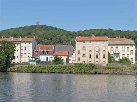 Photo à Longeville lès Metz 57050 Les maisons entre le mont Saint