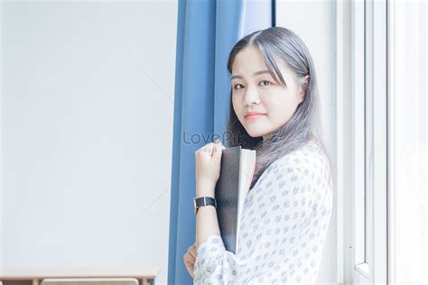 여자 한 권의 책을 읽는 창 사진 무료 다운로드 Lovepik