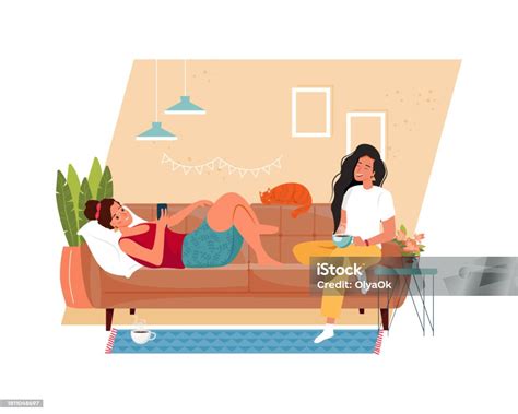 웃는 여자 친구 집에서 차 또는 커피를 마시는 벡터 평면 고립 된 그림 행복한 여성은 웃고 험담하고 소파에서 휴식을 취합니다 다정한 대화를 나누며 함께 시간을 보내는 사람들