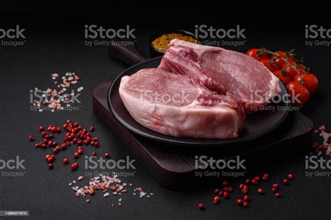 소금 향신료 및 허브로 얇게 썬 뼈 또는 갈비뼈에 생 돼지 고기 0명에 대한 스톡 사진 및 기타 이미지 0명 갈비 음식