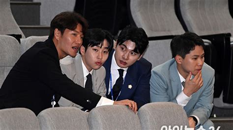포토 김종국 딘딘 이이경 양세형 국회 본회의 참관