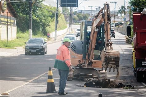 Cratera Se Abre Em Avenida De Manaus Após Rompimento De Tubulação