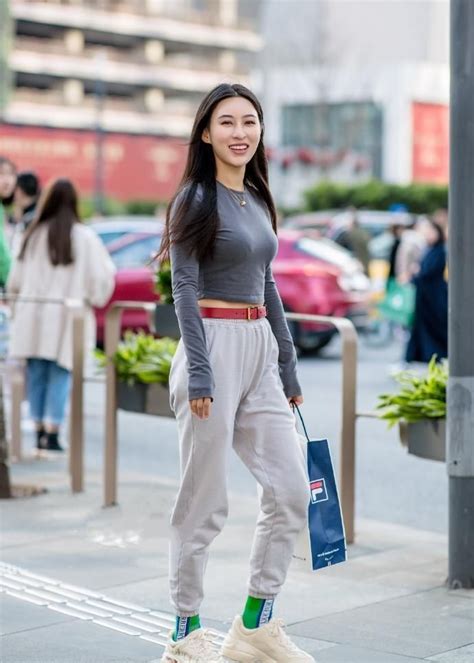 街拍：少妇身穿露腰的裹身裤，真显纤瘦的大长腿