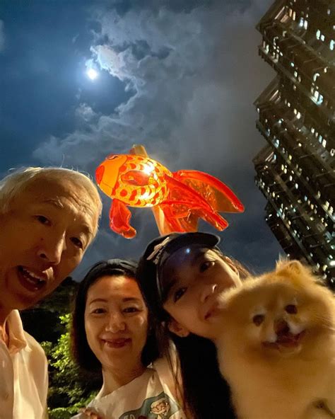 蔡思貝獲「餅印」父母慶祝33歲生日 蔡父蔡母外表年輕惹網民關注 事事如意生活網站
