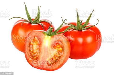 흰색 배경에 고립 된 녹색 잎과 잘라 잘 린 밝은 빨간 토마토의 두 전체 및 절반 0명에 대한 스톡 사진 및 기타 이미지 0