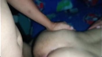 Amigos cachondos follando a jovencito que encontraron en una fiesta Part tráiler XVIDEOS