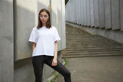 로고를 위한 공간이 있는 흰색 빈 티셔츠를 입은 소녀 또는 여성 캐주얼한 도시 스타일로 모의 또는 디자인 T 셔츠에 대한 스톡