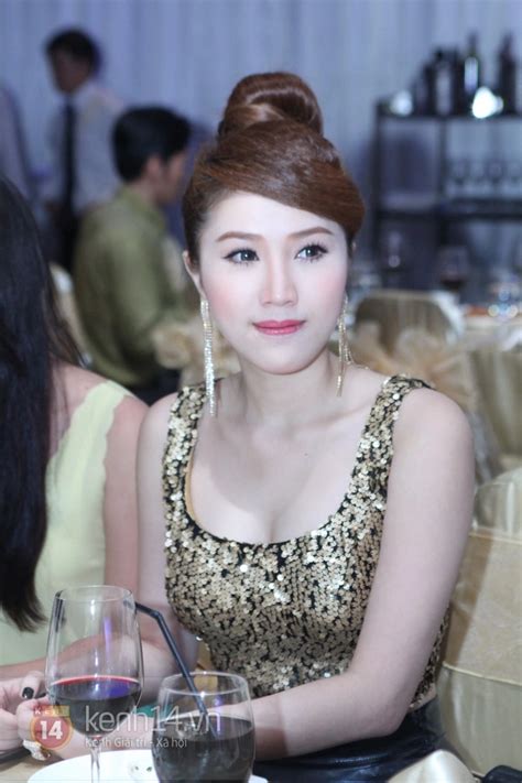 Khanh Chi Lâm Lộ Nhẫn đính Hôn đọ Sắc Cùng Angela Phương Trinh