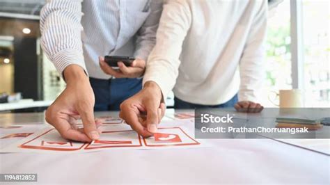 앱 개발자 Ux Ui 모바일 응용 프로그램에 종이 모델로 설계 준비 클로즈업 샷 2명에 대한 스톡 사진 및 기타 이미지 2명 개념 개념과 주제 Istock