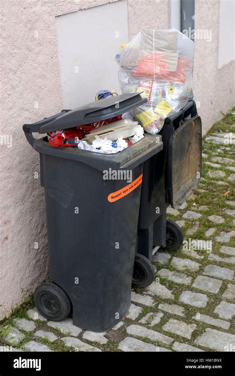 bervolle M lleimer Übervolle Mülleimer Stock Photo Alamy