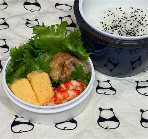 大森 章子 今日のお弁当🍱 手羽中の六助塩焼き ソーセージ マグロの角煮 きんぴらごぼう ウズラ入りさつま揚げ あれ？今日は月末💦 あと2