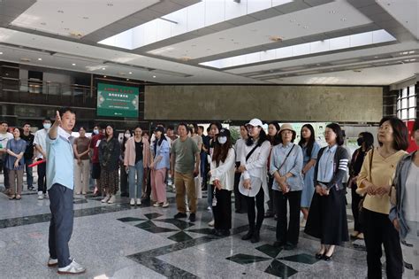 党纪学习教育美术与设计学院组织师生党员参观“廉韵传魂 书香清风” 温州清官廉吏展 温州大学美术与设计学院