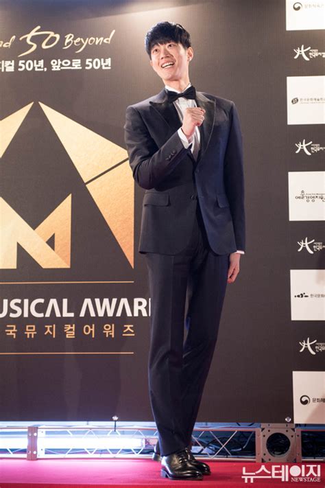 포토뉴스 팬들 보고 놀란 배우 박영수 뉴스테이지