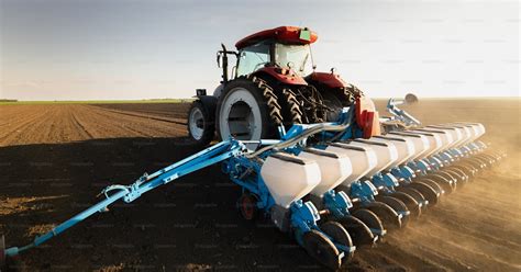 트랙터 파종을 가진 농부 농업 분야에서 작물을 파종 식물 밀 사진 Unsplash의 바퀴 이미지