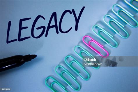 단어 쓰기 텍스트 유산입니다 조상에 의해 주어진 돈을 속성에서 받은 전송에 대 한 비즈니스 개념 옆에 서 면 일반 파란색 배경에 종이 클립 및 마커 그것을 것입니다 0명에