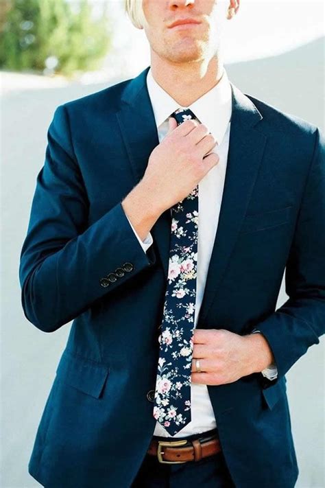 Modernas Corbatas De Estampado Floral Para Elevar El Look Del Novio En Una Boda De Primavera
