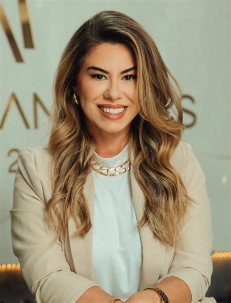 Débora Antunes Déborah Antunes