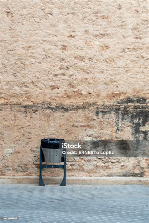 Tempat Sampah Sampah Logam Di Sebelah Fasad Batu Gereja Foto Stok