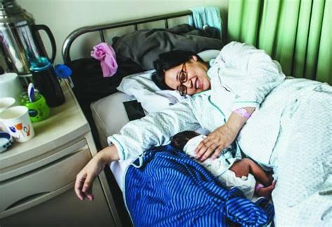 新生兒由誰抱回家，還有這等講究？最適合的這個人 每日頭條