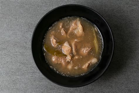 콘크리트 테이블에 검은 그릇에 타이어의 연골 돼지 고기와 신맛과 달콤한 수프 고급 요리에 대한 스톡 사진 및 기타 이미지