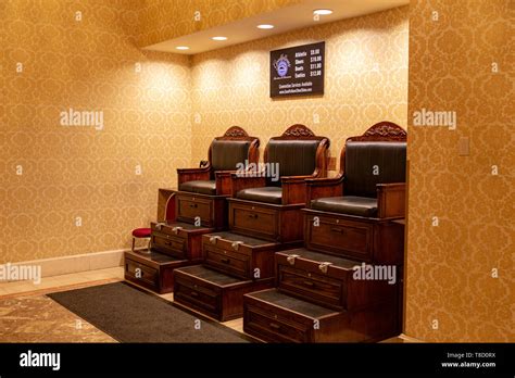 Shoeshine Stand Hi Res Stock Photography And Images Alamy