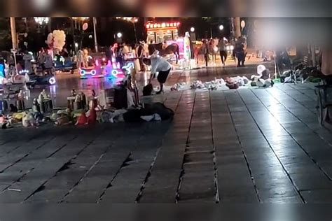 现场实拍！00后男子当街持刀砍伤2人，被热心人围住制服热心人男子制服