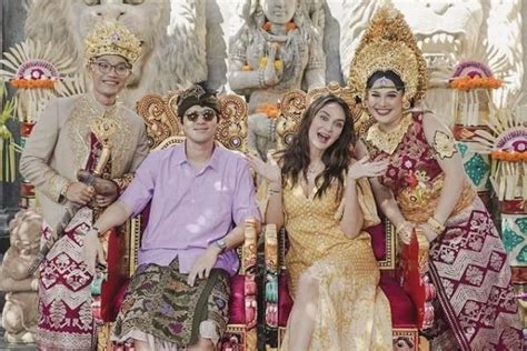 Potret Luna Maya Di Resepsi Pernikahan Adik Maxime Bouttier