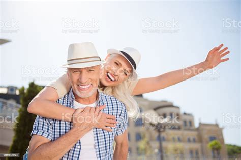 여행 관광 여행 여행 여행 개념입니다 펑키 현대 몇 밀 짚 모자에 밖에 서 시간을 함께 즐기고 제기 팔으로 다시 아름 다운