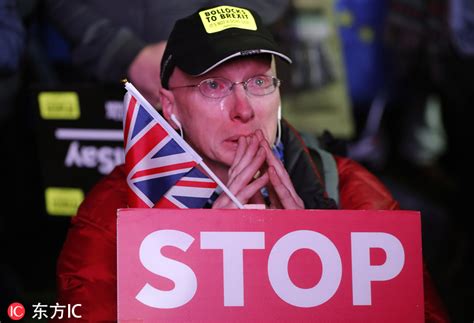 英国议会下院投票否决“脱欧”协议 示威民众不禁流泪 海外网
