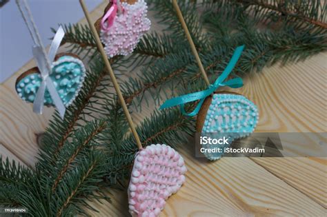 여러 가지 색상의 설탕 장식으로 장식 된 매운 진저 브레드 쿠키 끈에 매달고 젓가락으로 수직으로 장착 전나무 가지로 장식되어 있습니다 0명에 대한 스톡 사진 및 기타 이미지