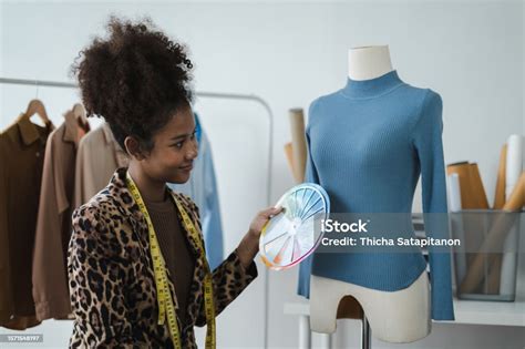 흑인 여성 태블릿 및 전자 상거래 패션 또는 물류의 중소기업은 집에서 원격 시동을 시작합니다 아프리카계 미국인 여성 주인은 매장 성공에서 옷의 색깔을 생각하며 일하고 있다