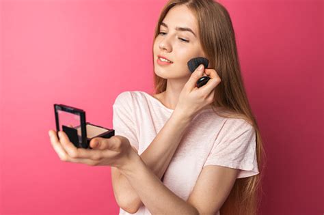 아름 다운 젊은 여자 브러시와 분말 고 거울에 보이는 돼 긴 금발 머리 여자 귀 엽 고 매력적인 거울에 대한 스톡 사진 및 기타