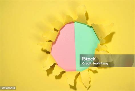 색깔이 있는 배경이 있는 찢어진 노란색 종이에서 본 구멍의 평면도 모형 공간을 복사합니다 프리젠테이션 또는 템플릿 플랫 레이 0명에 대한 스톡 사진 및 기타 이미지 Istock