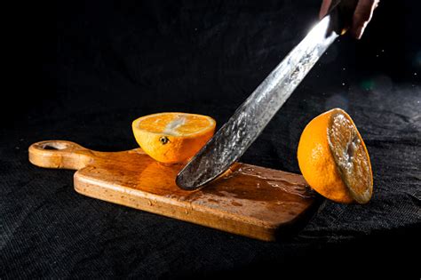 검은 색 고립 된 배경에서 나무 책상에 마체테로 자르는 오렌지 건강한 식생활에 대한 스톡 사진 및 기타 이미지 건강한 식생활