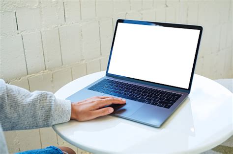 테이블에 빈 흰색 데스크톱 화면랩 컴퓨터 터치 패드를 사용하고 만지는 여성 개념에 대한 스톡 사진 및 기타 이미지 개념