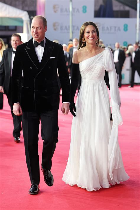 Kate Middleton En Los BAFTA 2023 Con Vestido Aretes De Zara Y Guantes