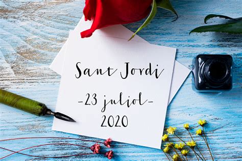 카탈로니아어 에서 붉은 장미와 텍스트 세인트 조지 의 날 2020 Sant Jordis Day에 대한 스톡 사진 및 기타