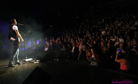 Urlando contro il cielo a Varese emozioni e solidarietà al concerto
