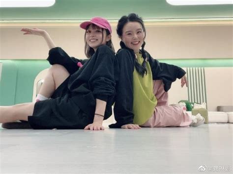龚琳娜晒与美依礼芽合照 认证cp名“琳芽之旅”手机新浪网