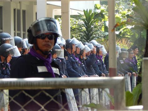 Bangkok Police Arrest Hardcore Protesters At Din Daeng In Pre Emptive