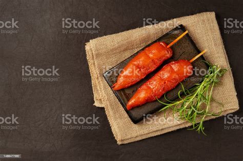 Ogranic 음식 건강한 식생활 신선한 생 절인 닭고기 꼬치 꼬치 Iner 필레와 검은 배경에 신선한 허브 평면도 복사 공간