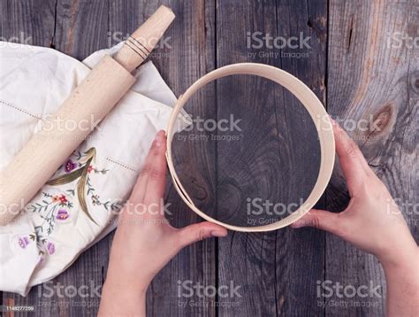 목 제 롤링 핀 옆에 밀가루 용 둥근 나무 체를 들고 있는 여성 손 갈색에 대한 스톡 사진 및 기타 이미지 갈색 냅킨 면