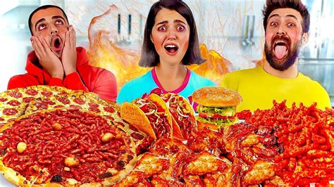 تند‌ترین خوراکی‌ها رو با تندترین سس‌ها خوردیم 🥵 هرکی غذای تند بیشتری