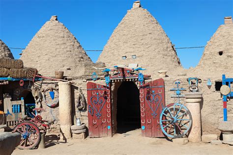 Harran Sanli Urfa 터키의 전통적인 원뿔형 주택 전통적인 진흙 벽돌 건물은 돔형 지붕으로 덮여 있으며 진흙과 회수