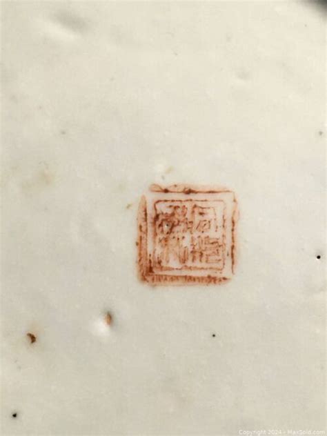 两个瓷盘，粉彩和伊万里？晚清到不到？谢谢。